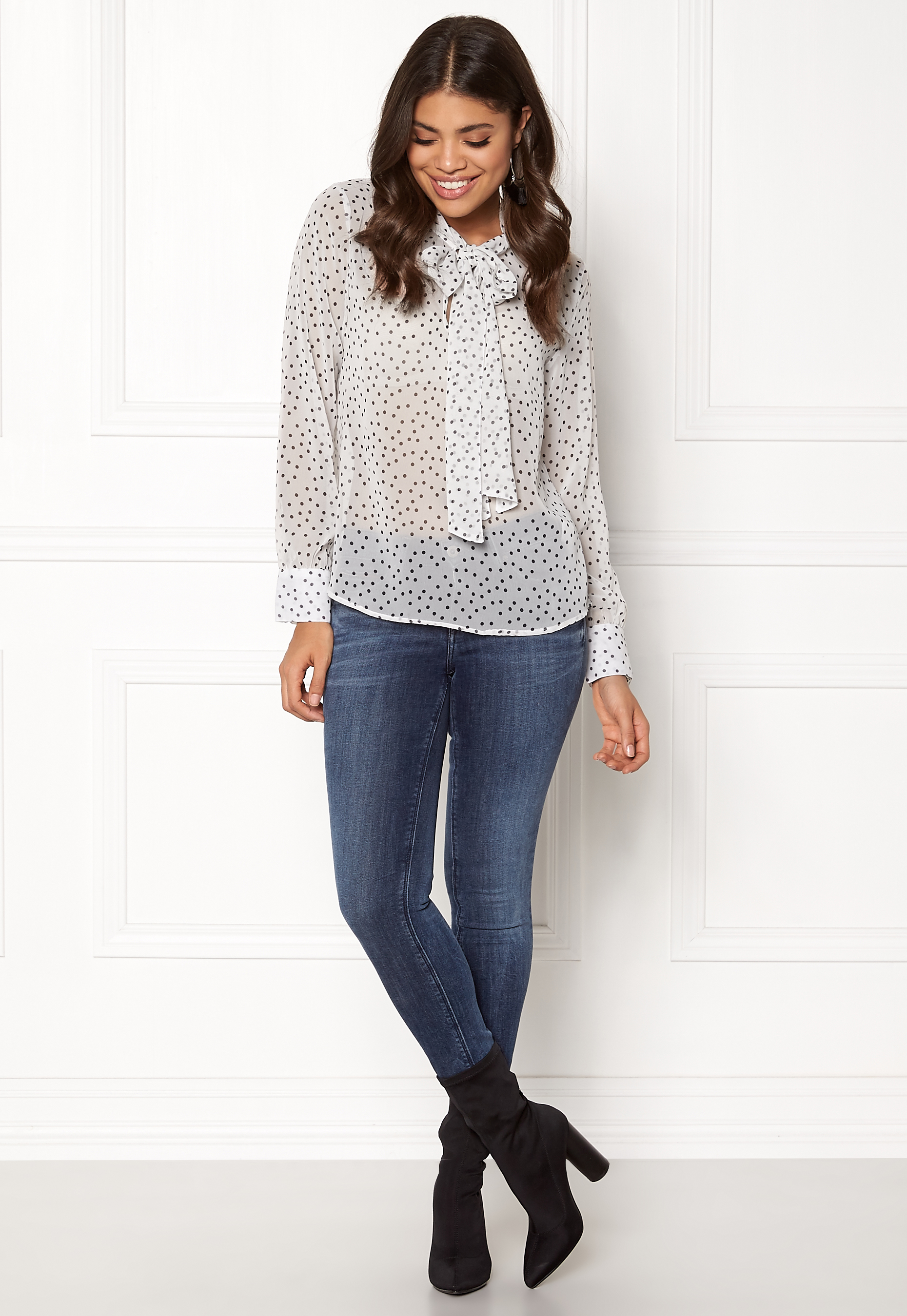 Rut & Circle Janike Knot Blouse White Dot - Bubbleroom